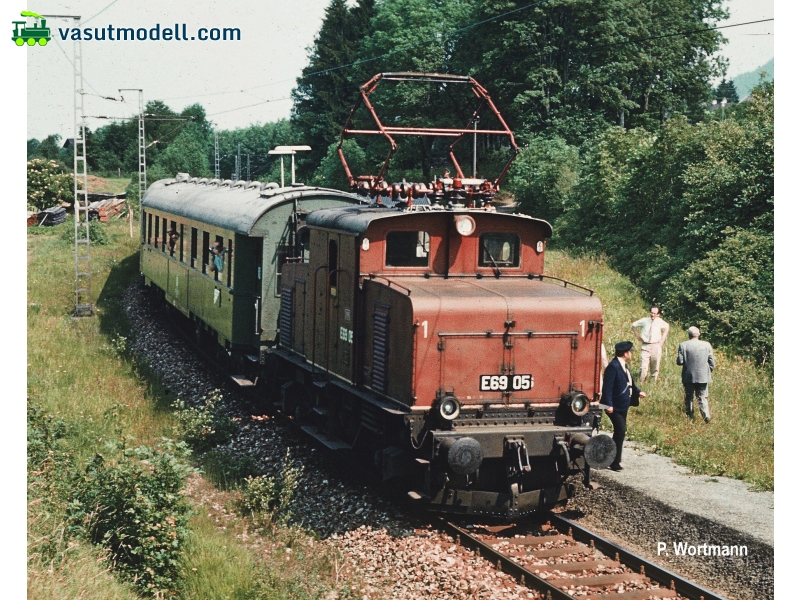 FLEISCHMANN 430001 Villanymozdony, E69 05, vörös, DB, III - vasutmodell.com